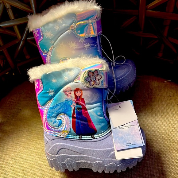 Disney | Shoes | New Disney Frozen Light Up Girls Snow Boots 6 Nwt ...
